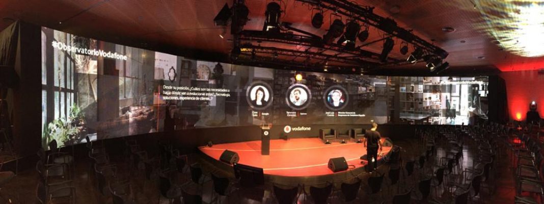 Pantalla LED curva de gran formato SONO en el Observatorio Vodafone
