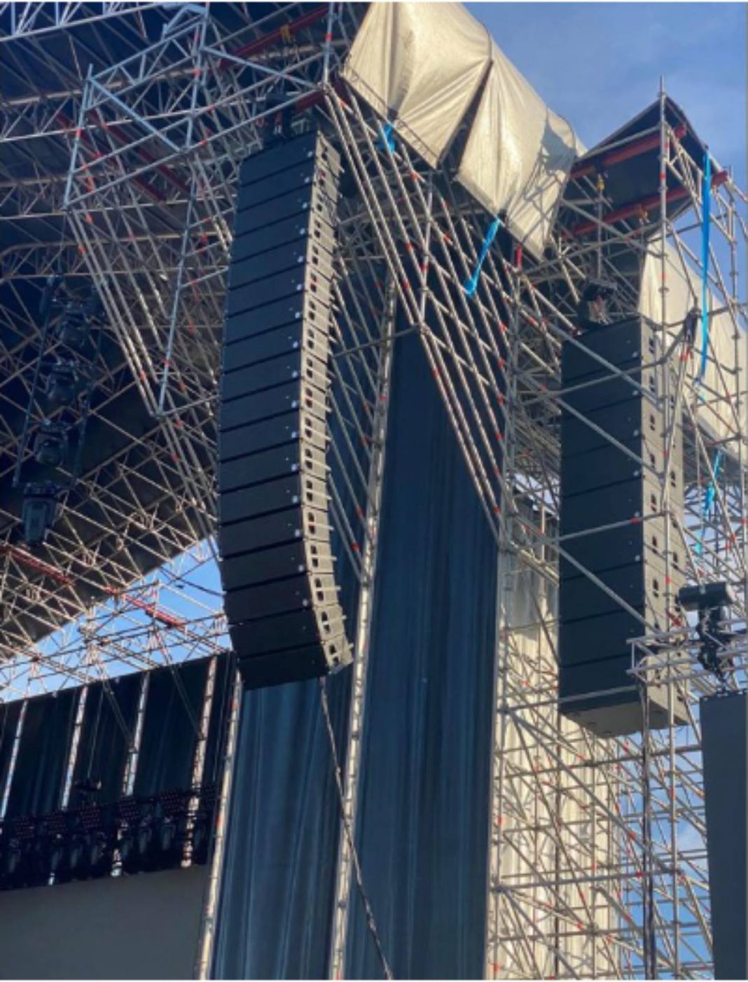 Sistemas line array LARA para grandes eventos sonido profesional