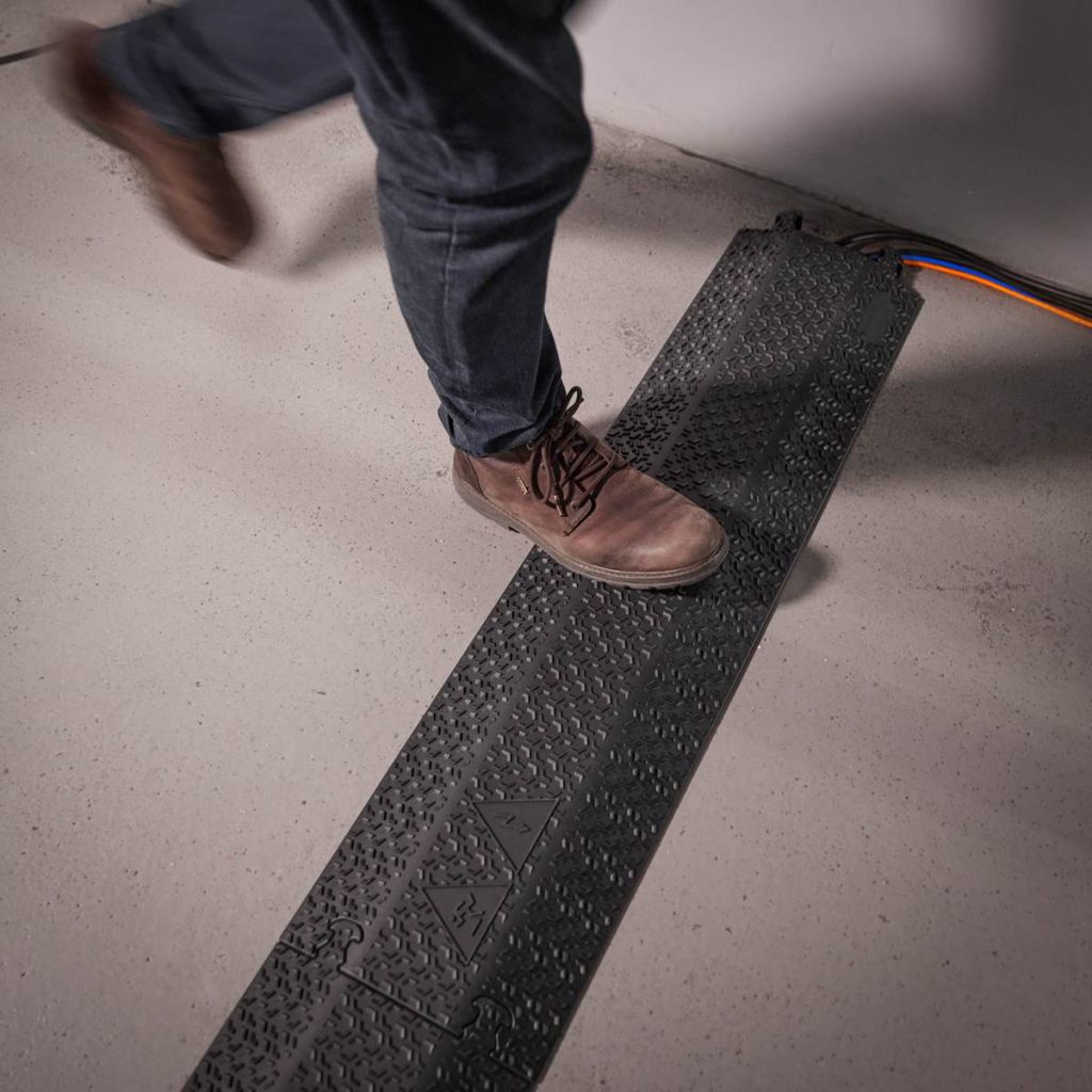 Conoce la Serie XPRESS de DEFENDER protectores de cables desplegables ...