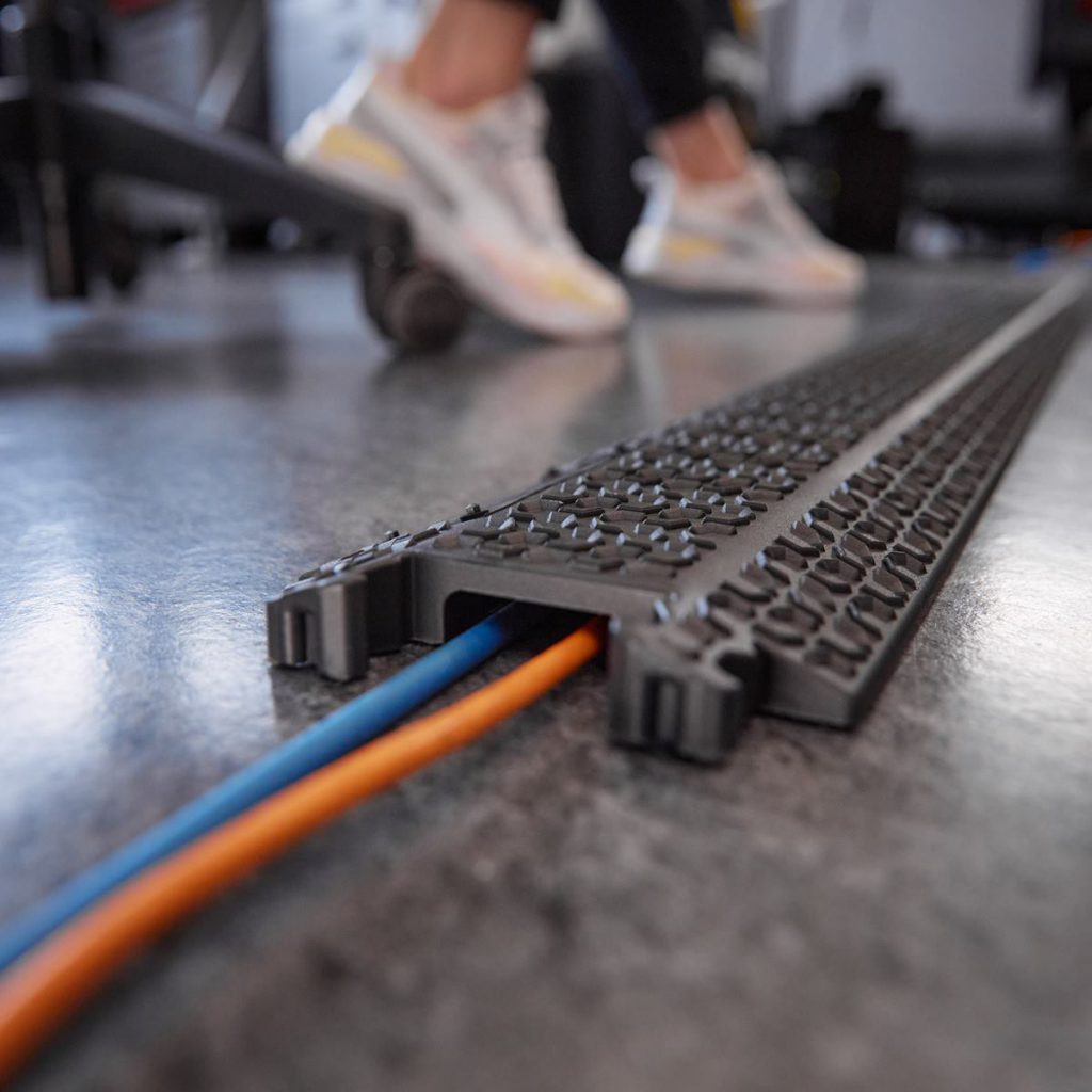 Conoce la Serie XPRESS de DEFENDER protectores de cables desplegables ...